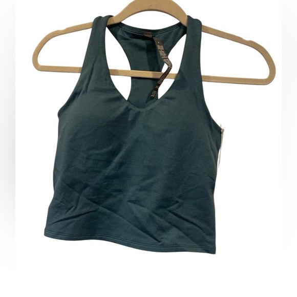 Vuori | Tops | Nwt Vouri Halo Performance Crop Tank 2 Moss Heather Size ...